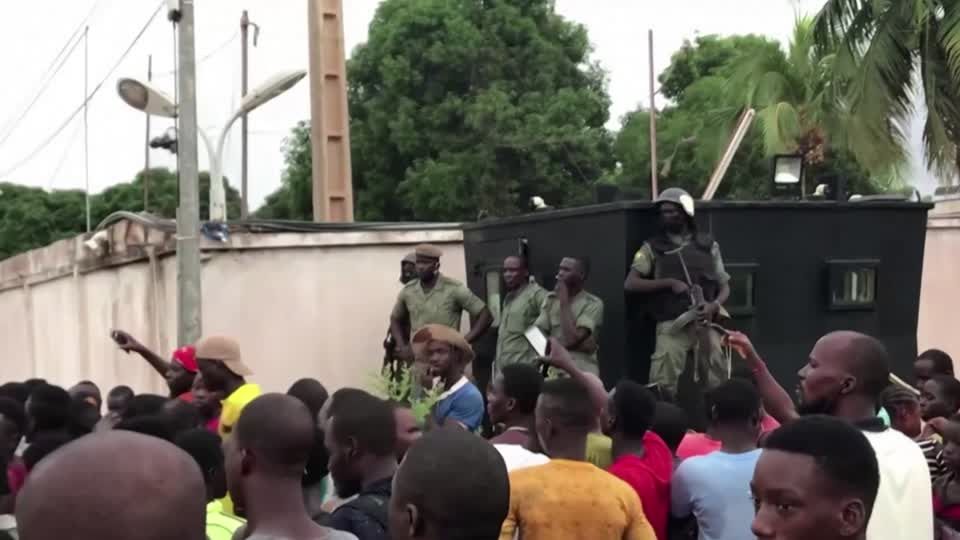 Mutinying soldiers detain Mali president and PM | Reuters