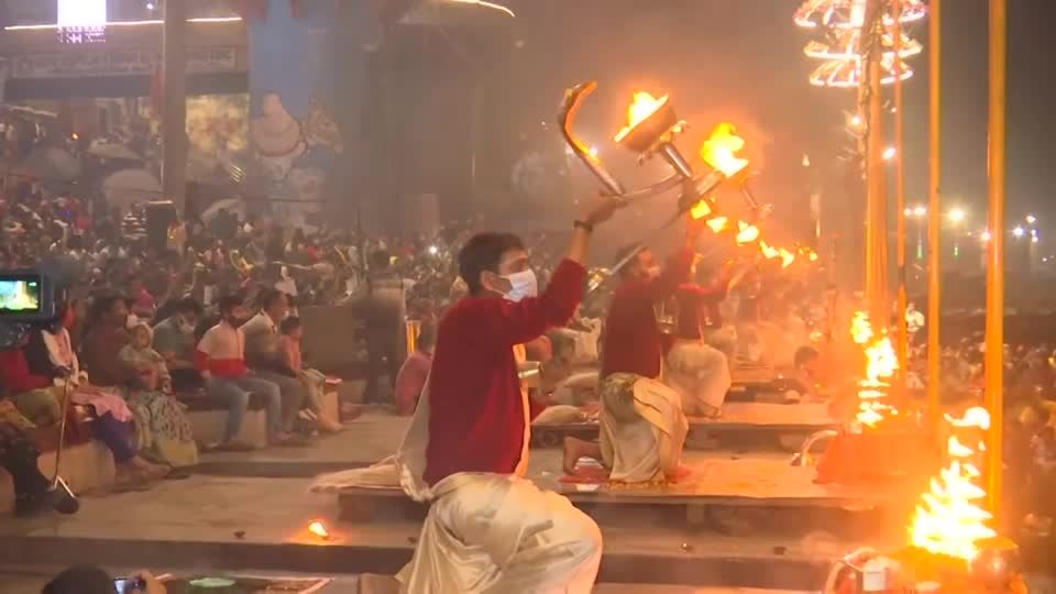Holy fire ritual resumes at India's Ganges