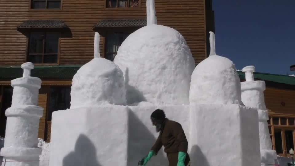 Snow sculpture of Taj Mahal drives tourists to India's Kashmir