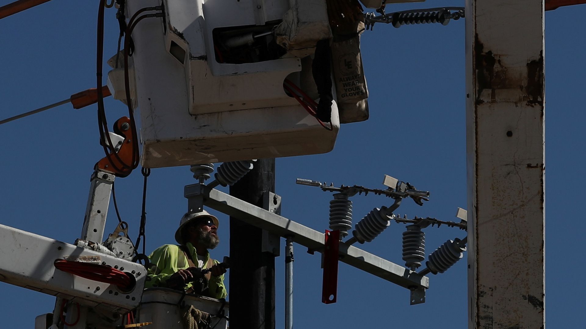 Fixing the U.S. electric grid: Legal and regulatory hurdles | Reuters