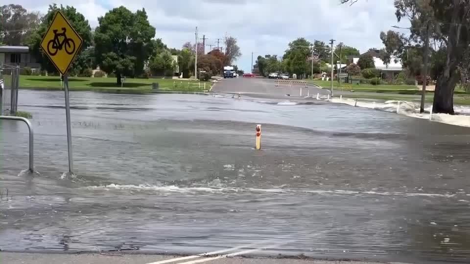 Residents told to evacuate as flood waters rise in regional Australia ...