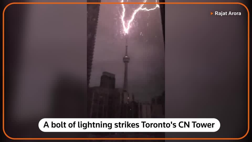 A bolt of lightning strikes Toronto's CN tower | Reuters