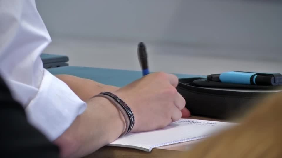 Teens' math, reading in unprecedented decline -OECD | Reuters