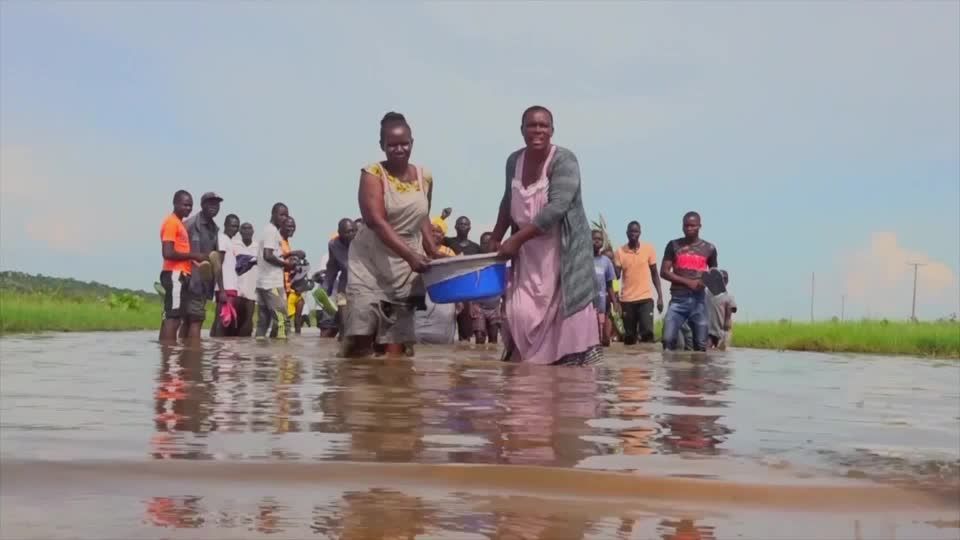 Kenya floods leave thousands homeless