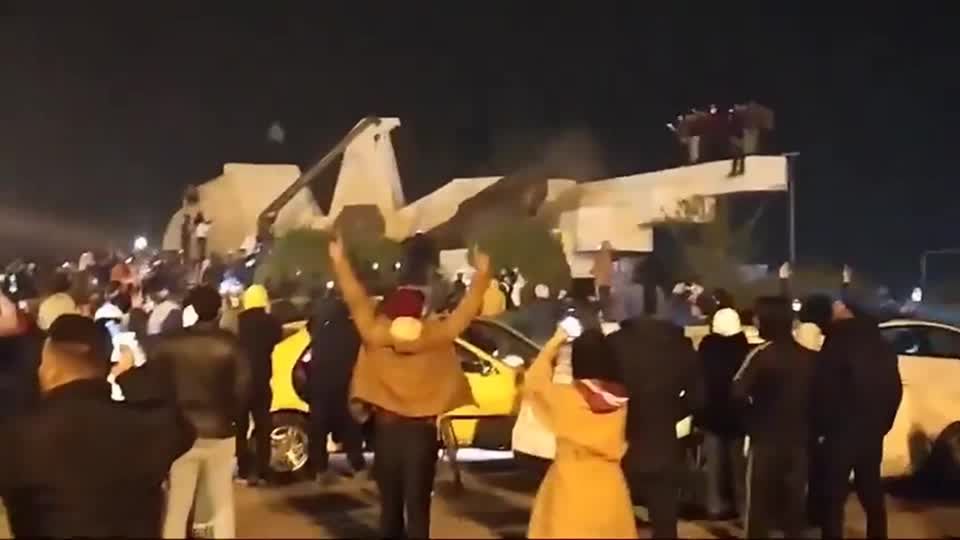 Statue of Bashar al-Assad's father toppled in Syria's Hama