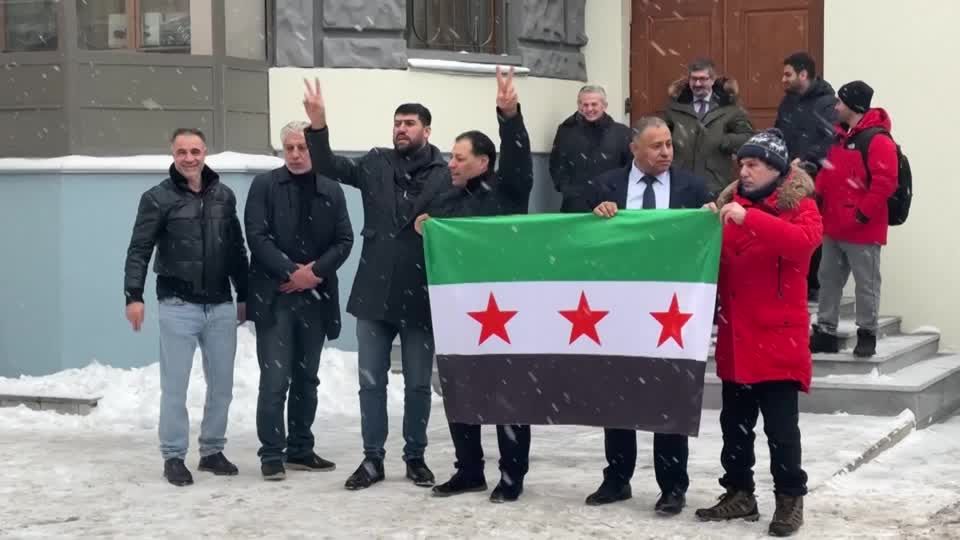 Syrian rebel flag raised over the country's Moscow embassy