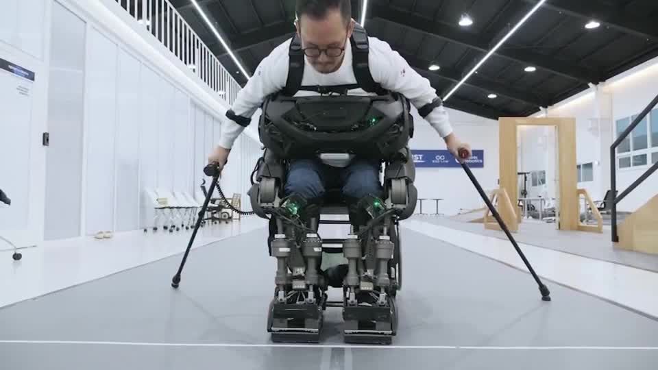 The 'iron man' exoskeleton helping paralyzed patients walk | ロイター