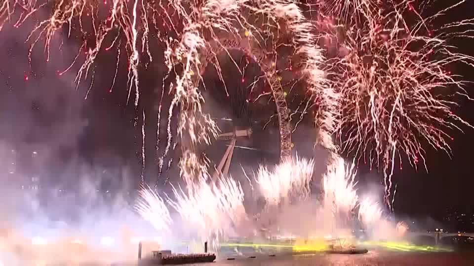 New Year fireworks light up London's night sky | Reuters