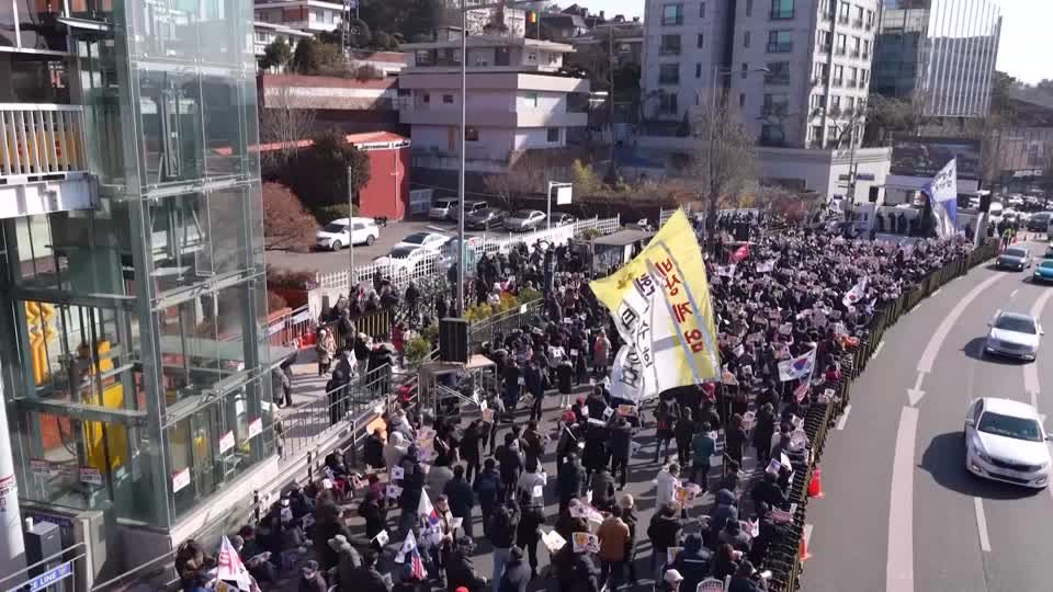 Opposing South Korean protests rally as Yoon faces arrest | Reuters