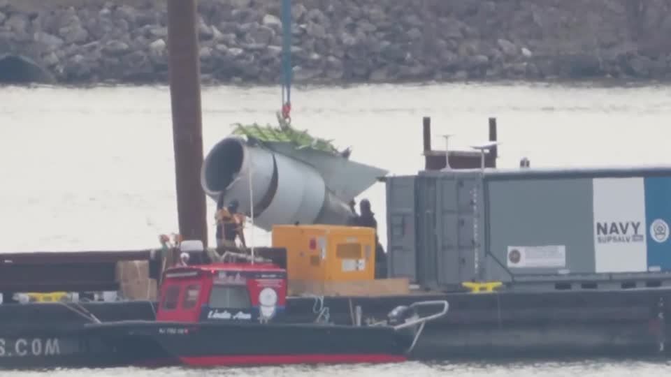 Plane wreckage from DC crash lifted out of Potomac River | Reuters