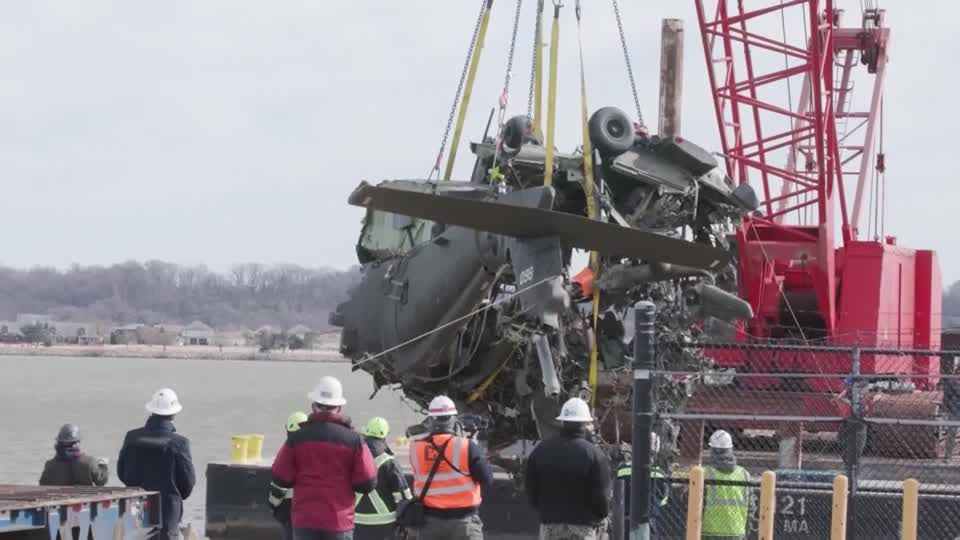 Black Hawk helicopter wreckage hoisted out of Potomac River | Reuters