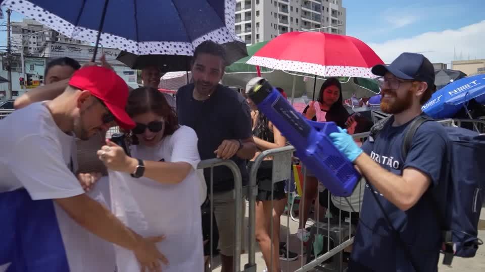 Shakira fans line up for Brazil concert in the sweltering heat | Reuters