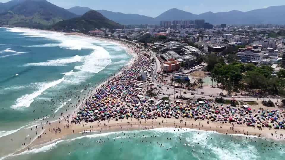 Rio de Janeiro beachgoers cool down during dangerously hot summer | Reuters