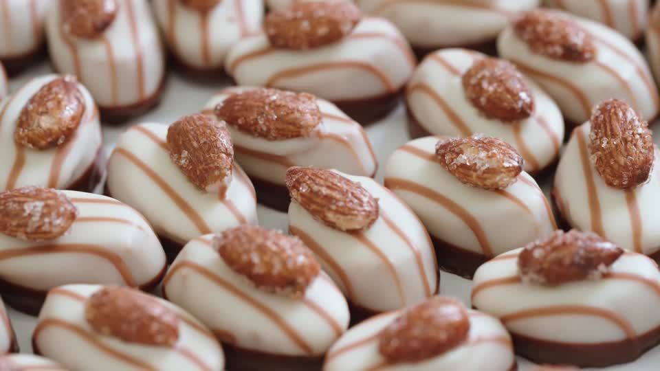 Chocolate price hikes sweeten Lindt's operating profit | Reuters