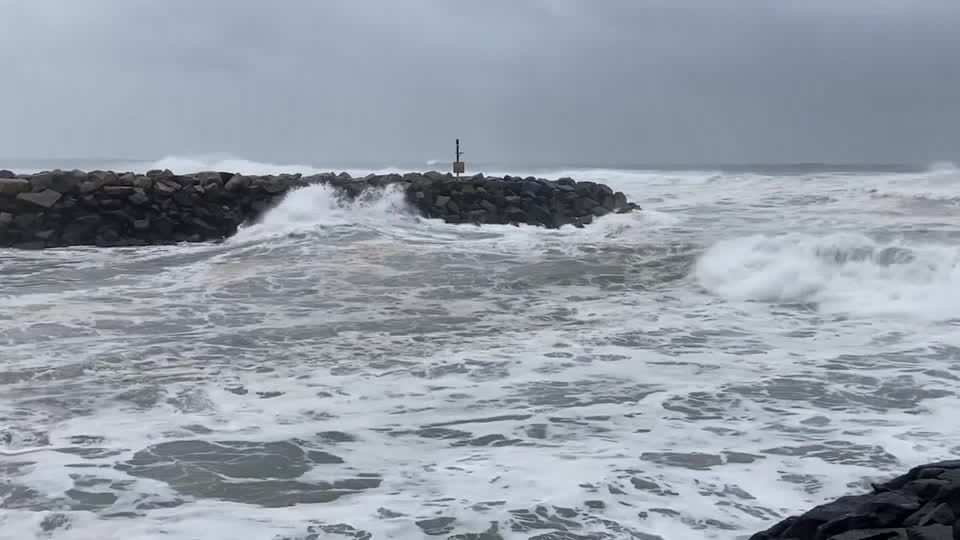 Strong waves as cyclone Alfred swirls off Australia's east coast | Reuters