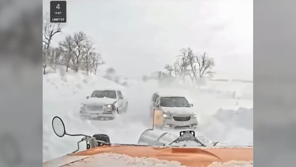 Cars are left stranded as heavy snow hits Iowa | Reuters