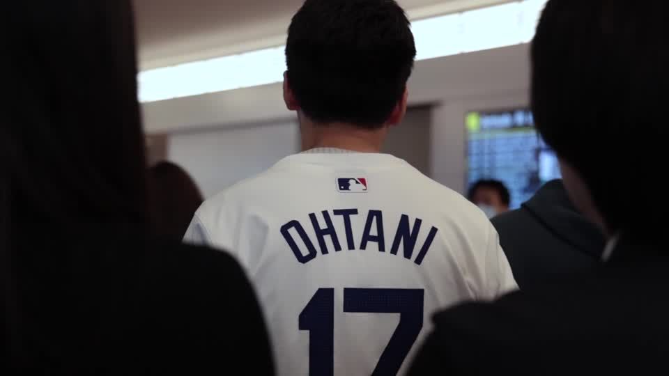 Fans hoping to see LA Dodgers arrive in Tokyo left disappointed | ロイター