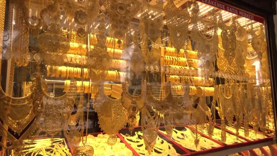 Gold soars to record above $3,100, eyes best quarter since 1986 | Reuters