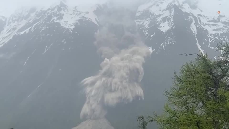 Video captures a glacier partially collapsing in the Swiss Alps | Reuters