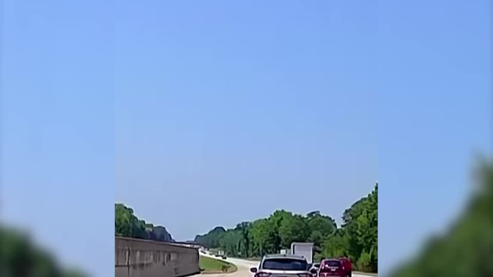Dashcam captures meteor streaking through South Carolina sky | Reuters