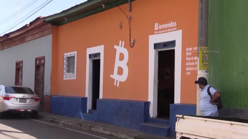 Salvadoran town keeps faith in Bitcoin despite market volatility | ロイター
