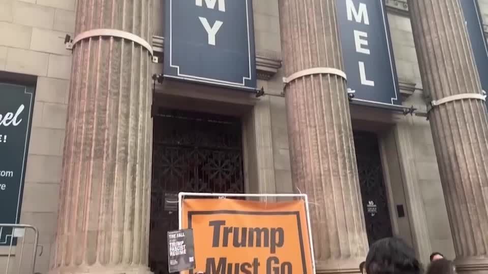 "ترامب يجب أن يرحل" - جمهور جيمي كيميل يحتج بعد وقف برنامجه في أمريكا ...