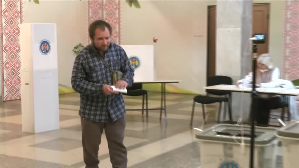 Moldova's pro-EU ruling party wins majority in pivotal vote | Reuters