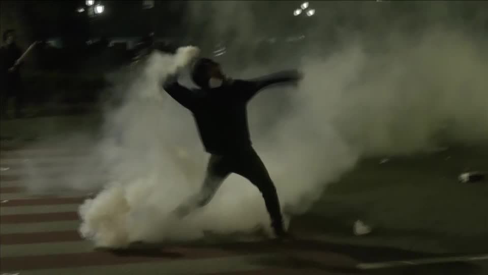 Riot police deploy water cannons as protests rage in Tbilisi | ロイター