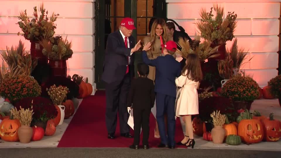 Trump, Melania give candy to White House trick-or-treaters | Reuters