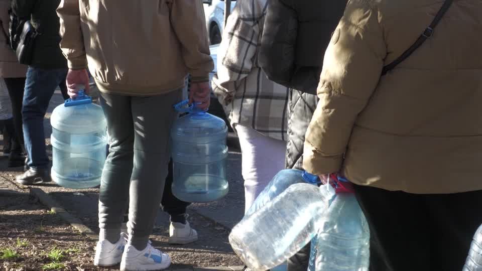 Ukrainians queue for water after Odesa attack causes blackouts | ロイター