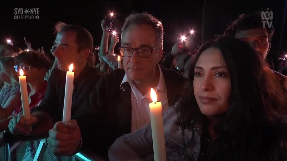A minute's silence held for Bondi victims on New Year's Eve | ロイター