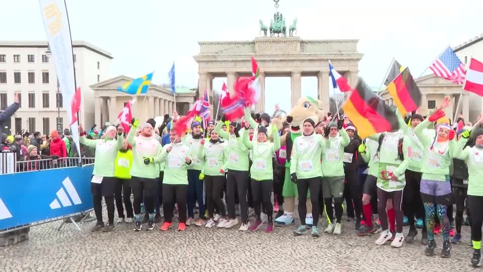 Festive runners take part in annual Berlin New Year's Day event | ロイター