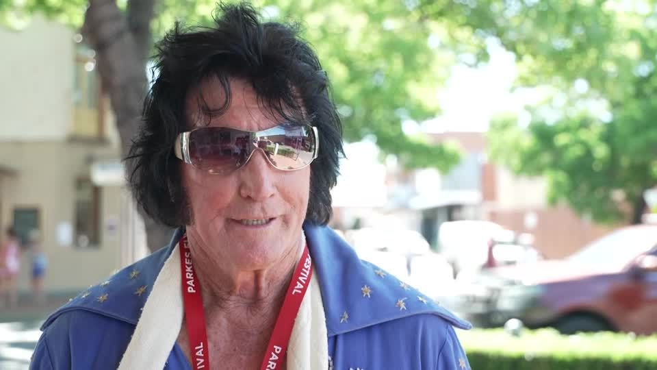 Heat can't stop Elvis buskers at Parkes Festival competition | Reuters