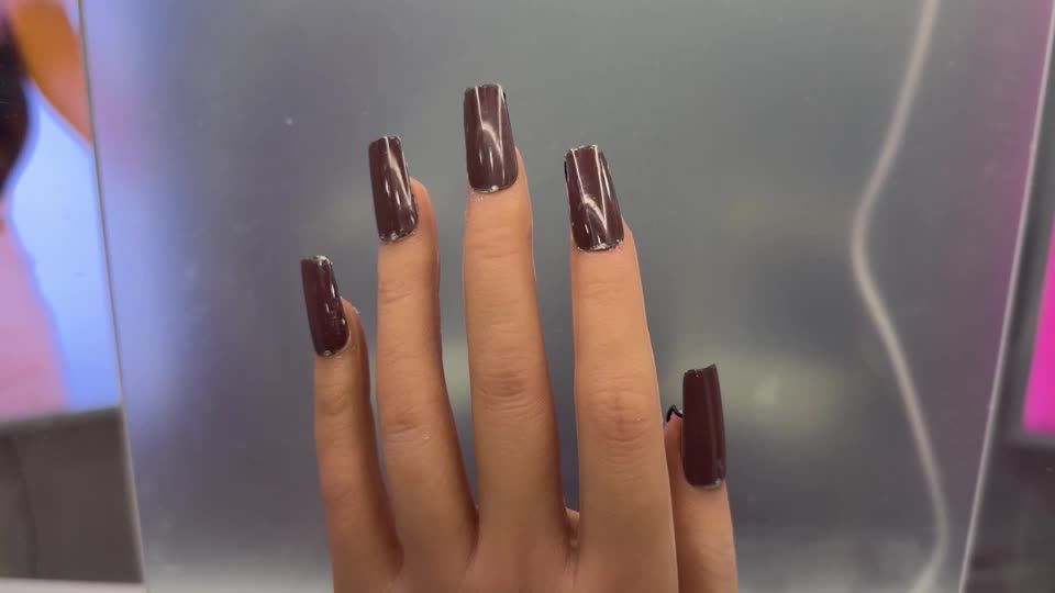 Color-changing 'iPolish' smart nails unveiled at CES 2026 | ロイター