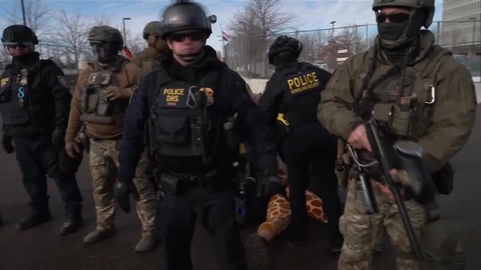 ICE agents arrest protest singer in tense Minneapolis standoff | ロイター