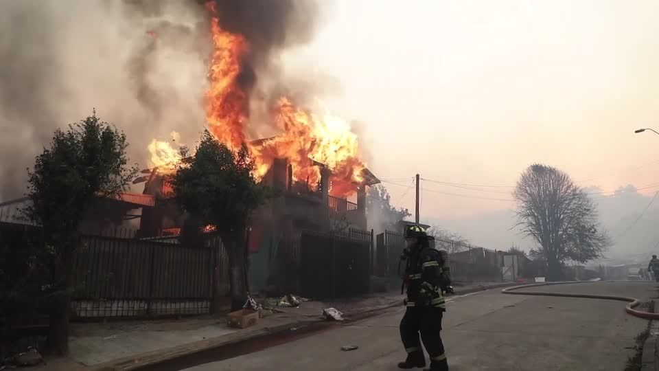 Death toll rises as Chile wildfires reach urban zones | Reuters