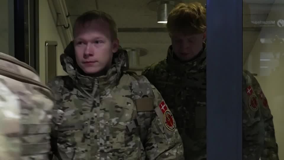 Danish soldiers arrive for military exercise in Greenland | ロイター