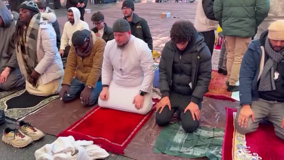 Muslims gather in New York's Times Square for first Tarawih prayers ...