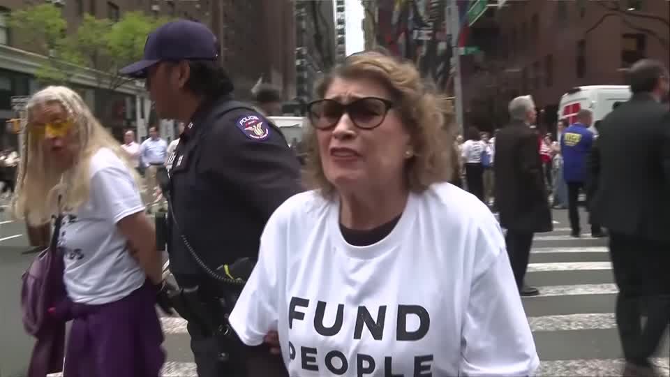 Police arrest New York demonstrators protesting US arms to Israel | Reuters