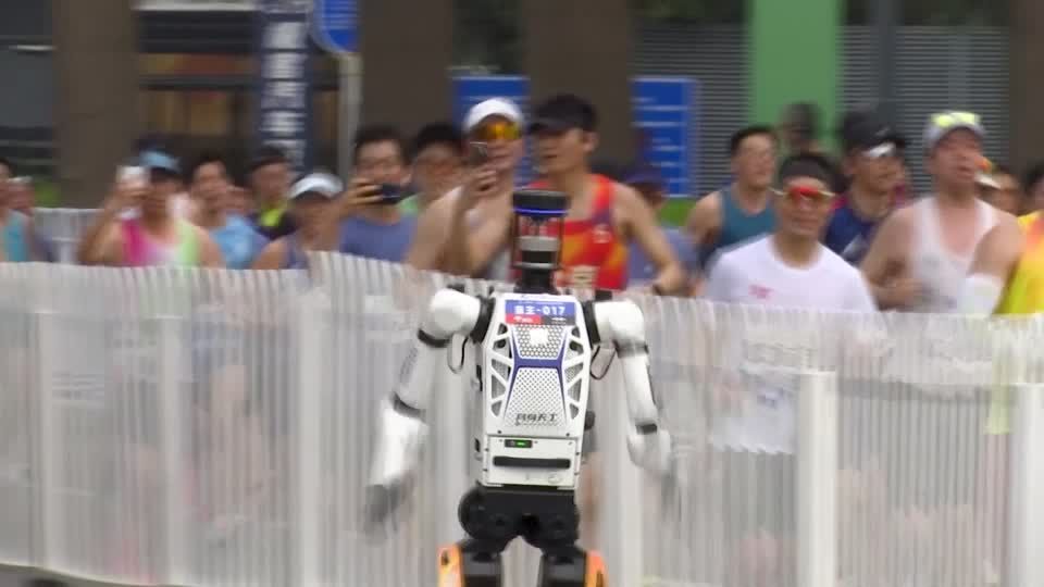 Humanoid robots outrun humans in Beijing half-marathon | Reuters