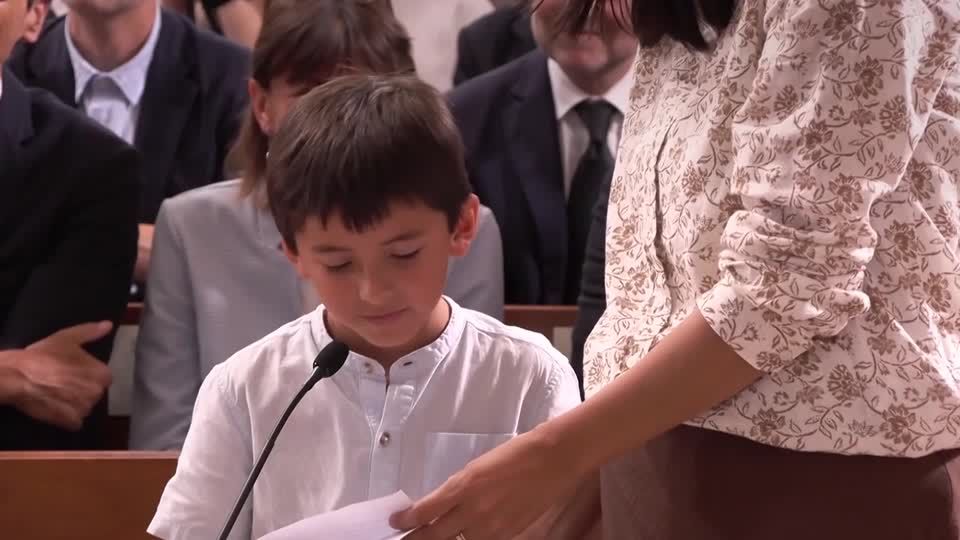 Six-year-old’s questions steal show at Pope event | Reuters